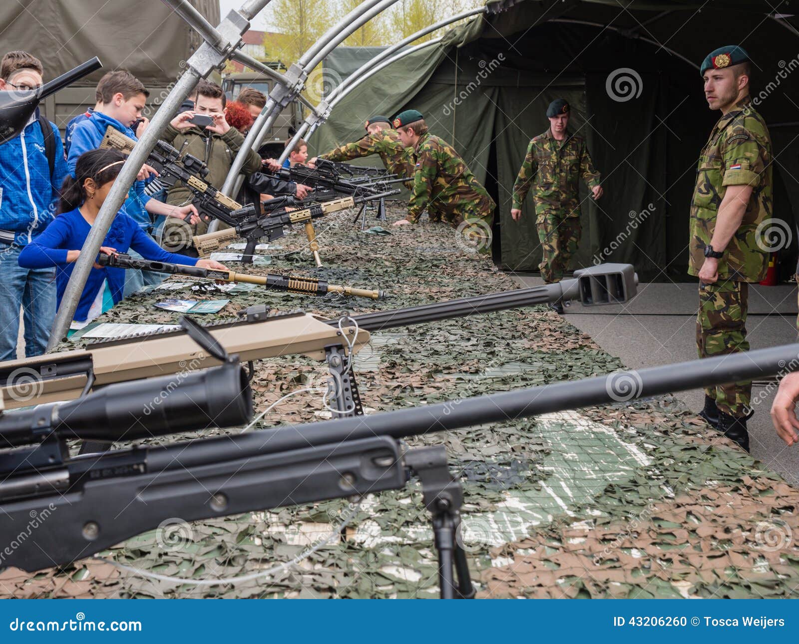 Jonge Geitjes Die Geweren Op Legerdag Proberen Redactionele Afbeelding ...