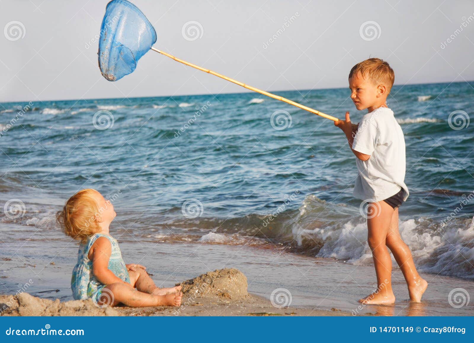 Jonge Geitjes Die Op Strand Spelen Stock Afbeelding - Image of ...