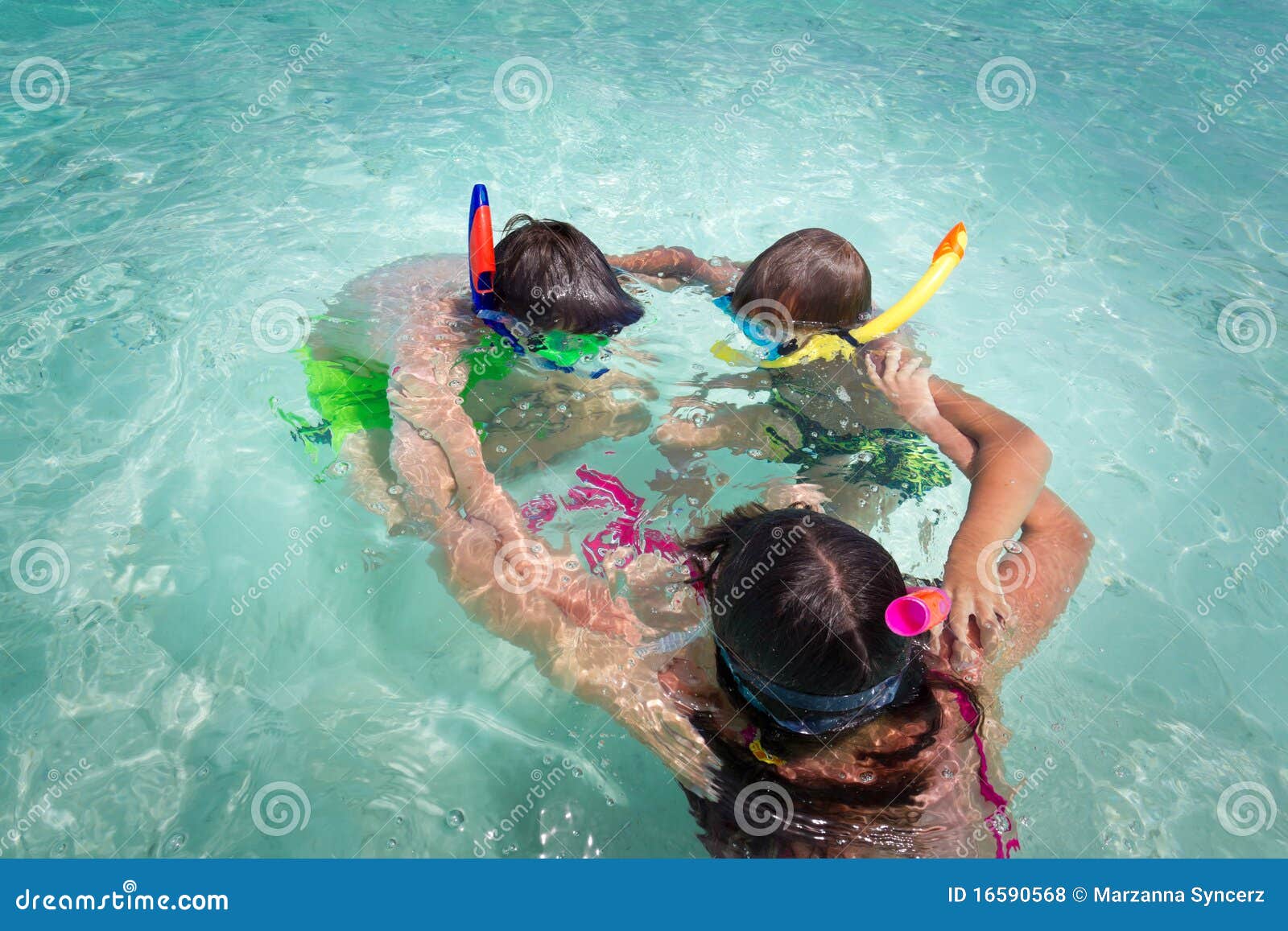 Jonge Geitjes Die in Water Spelen Stock Foto - Image of jongen, blauw ...