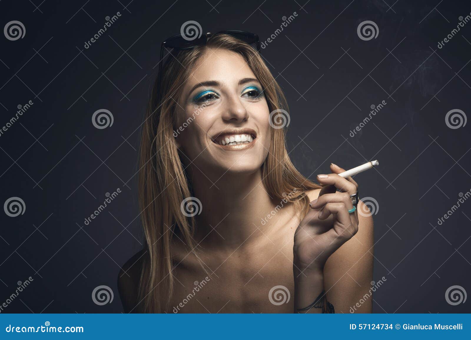 Jonge Het Glimlachen Vrouwen Rokende Sigaret Stock Foto Image Of Sigaret Roken 57124734
