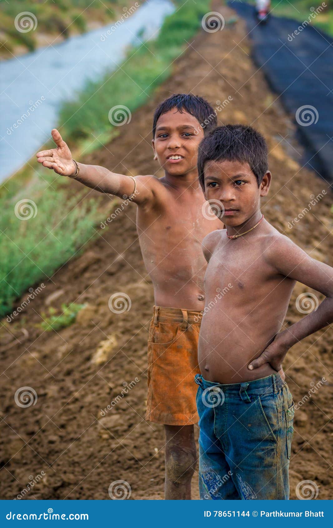 Jonge Indische Jongens Op Gebied Redactionele Stock Afbeelding - Image ...