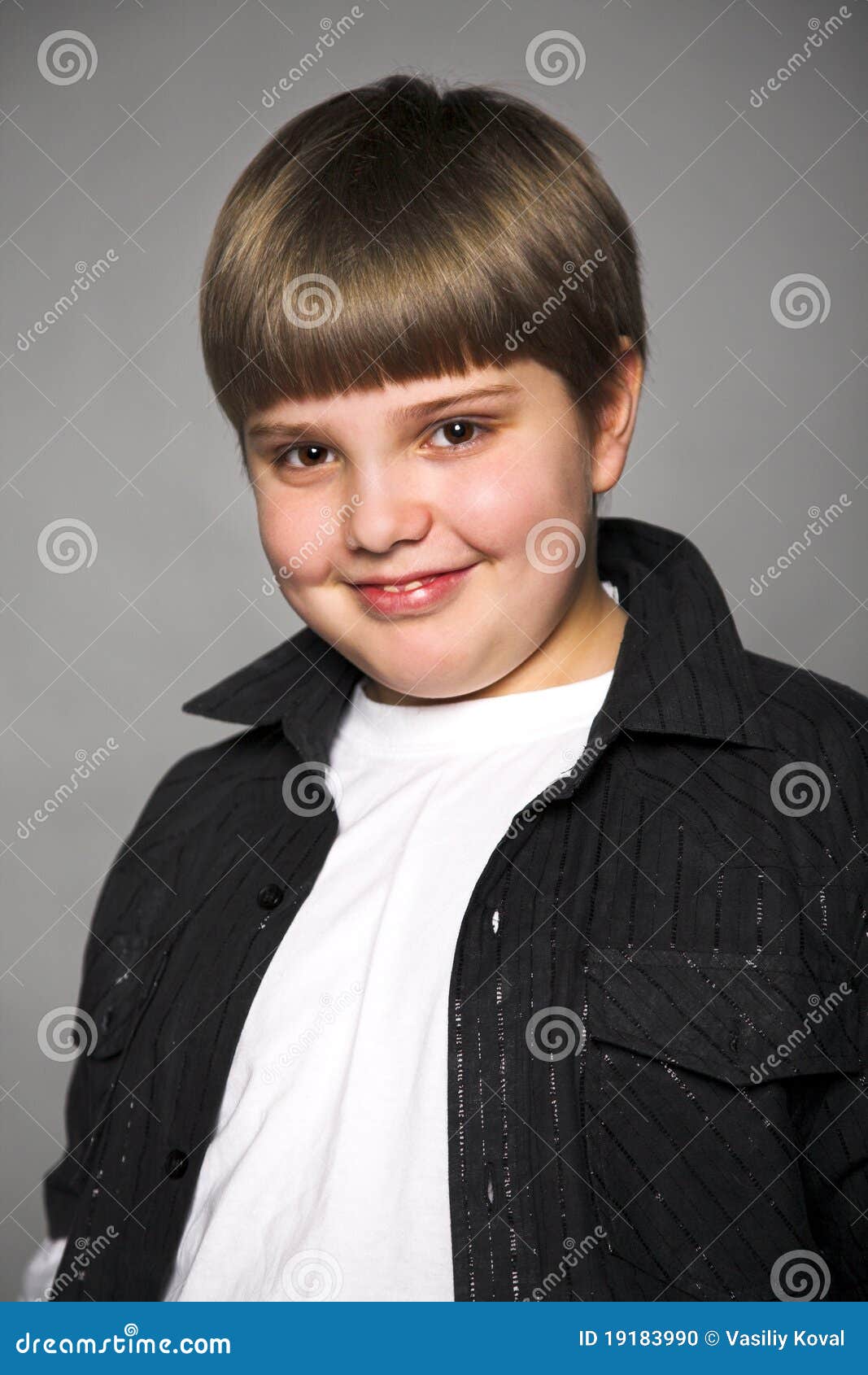 Jonge jongen stock foto. Image of kijk, portret, glimlach - 19183990