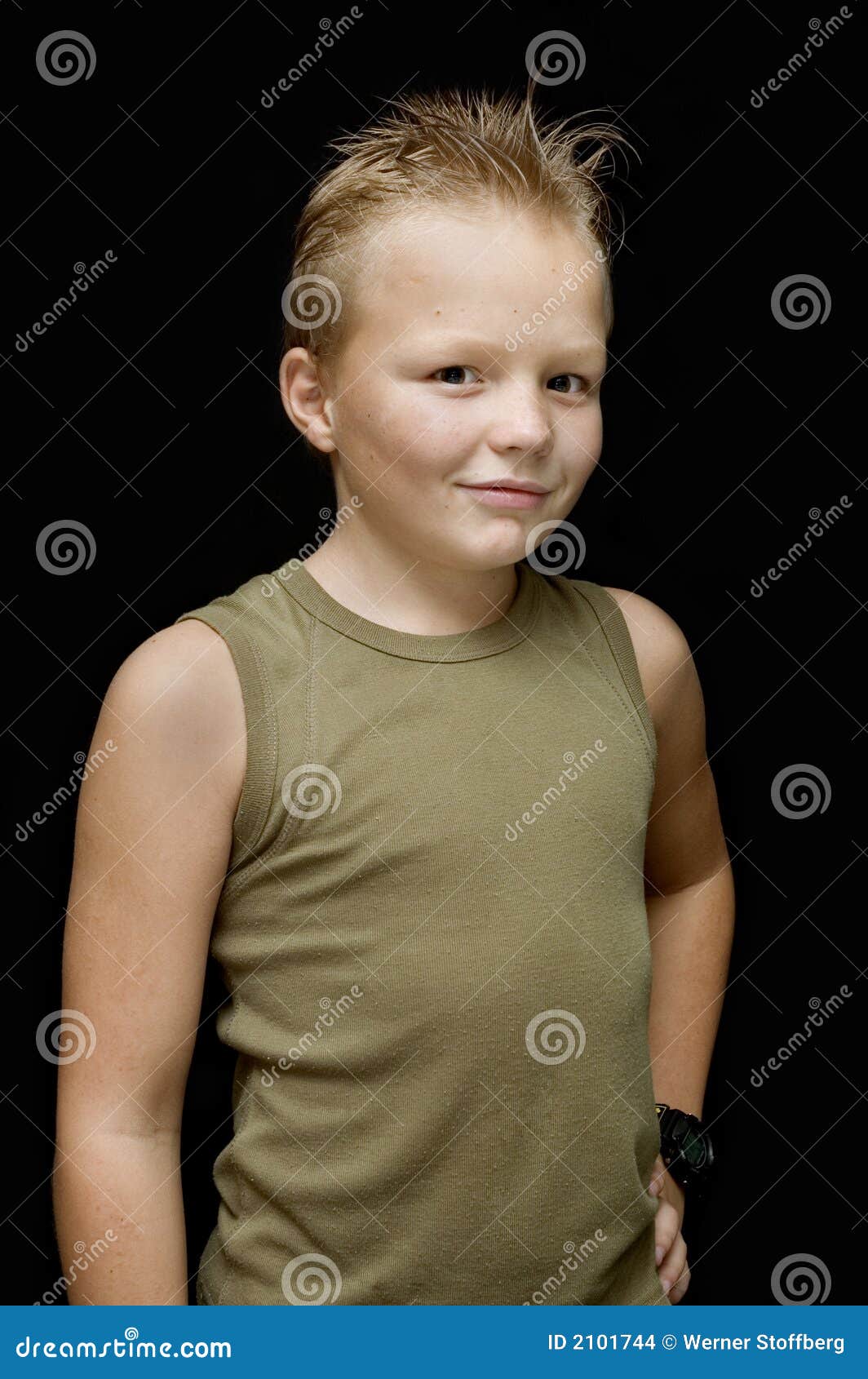 Jonge Jongen stock foto. Image of voorzijde, verticaal - 2101744