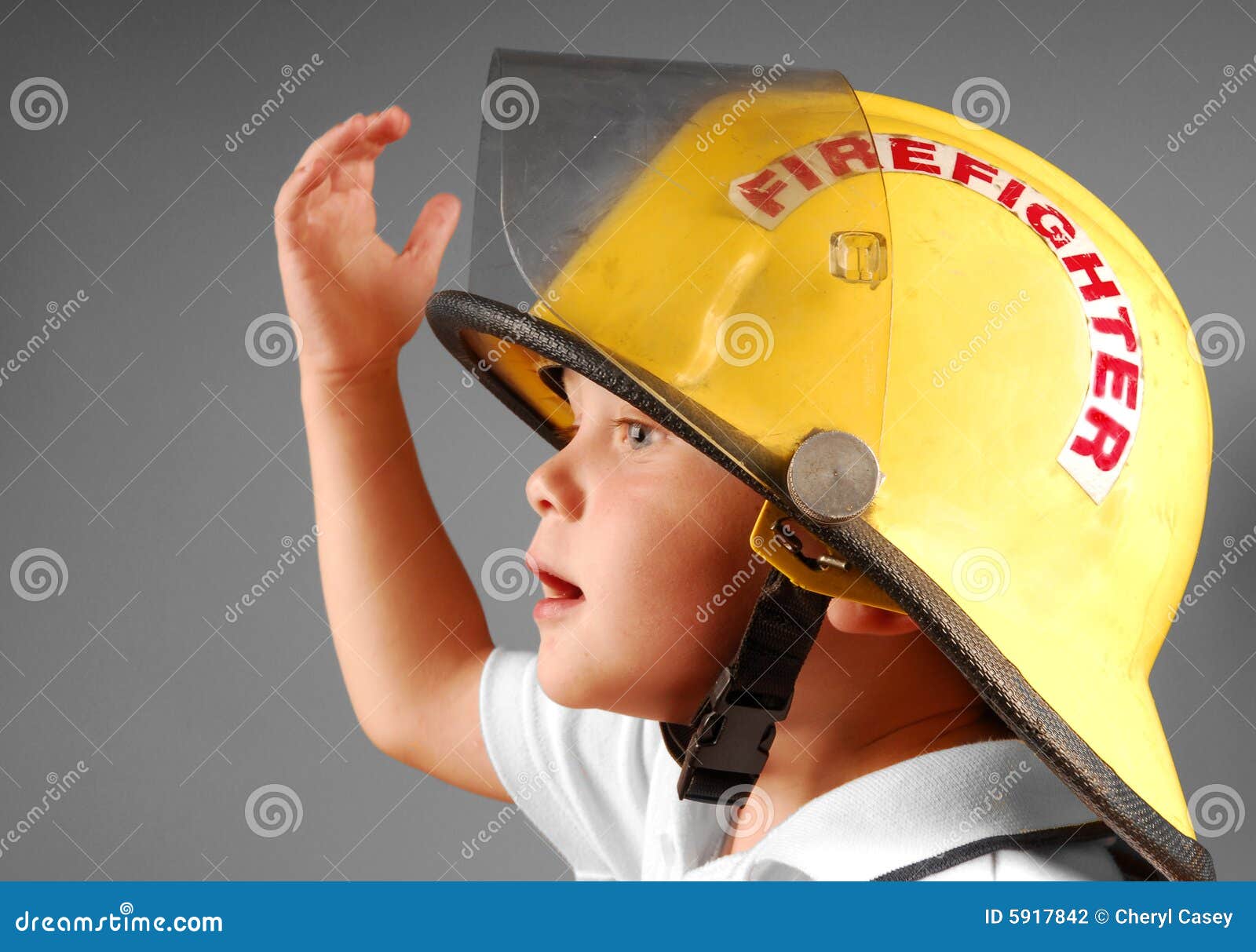 Jonge Jongen in De Helm Van De Brandweerman Stock Foto - Image of ...