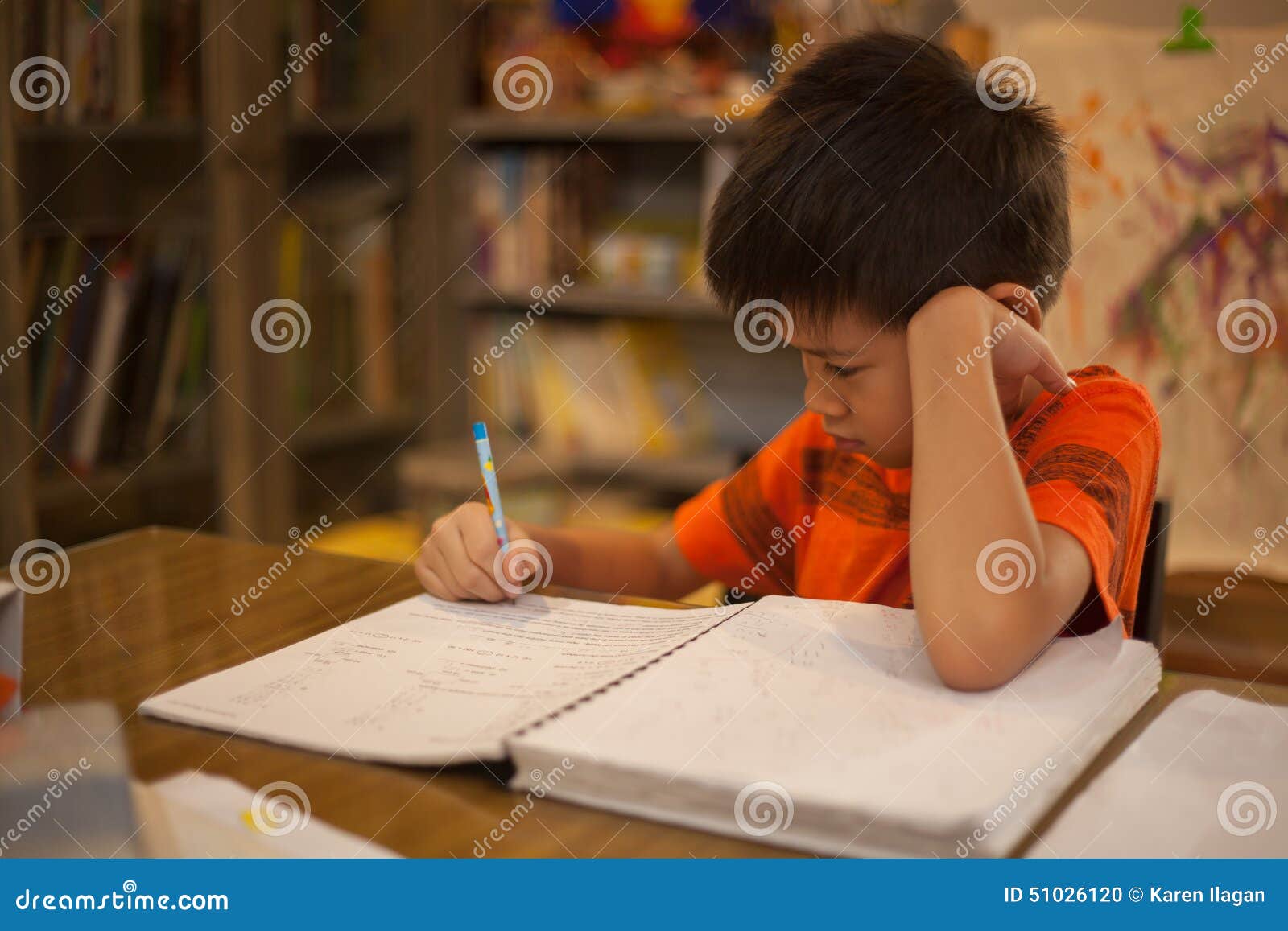 Jonge Jongen Die Het Schoolwerk Doet Stock Foto - Image of antwoorden ...
