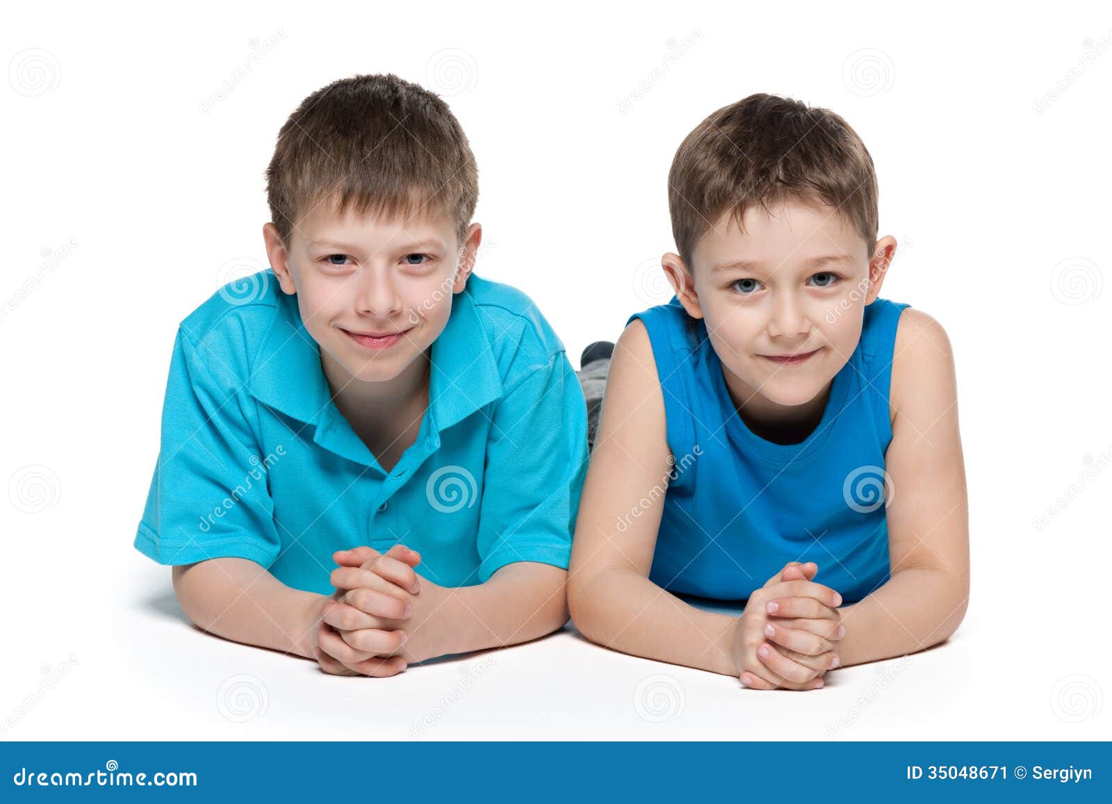 Jonge Jongens Samen Op De Witte Achtergrond Stock Afbeelding - Image of ...