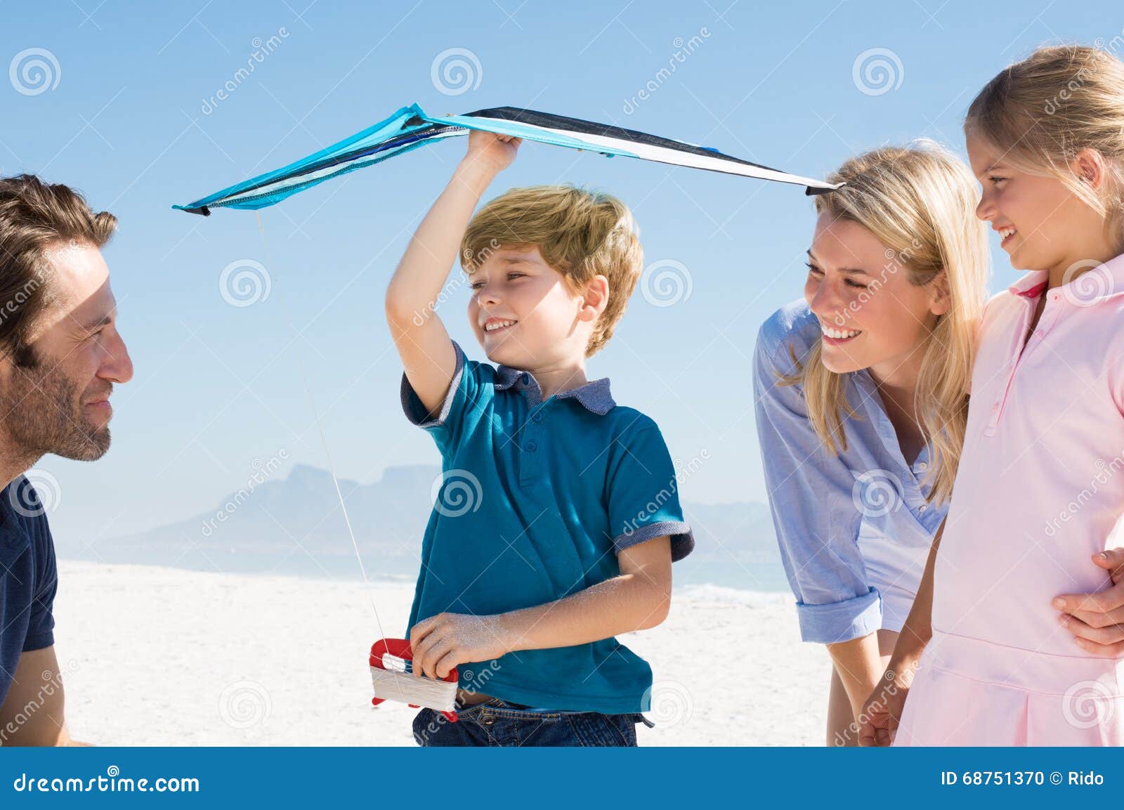 Jonge Jongens Vliegende Vlieger Stock Foto - Image of vlieg, gelukkig ...