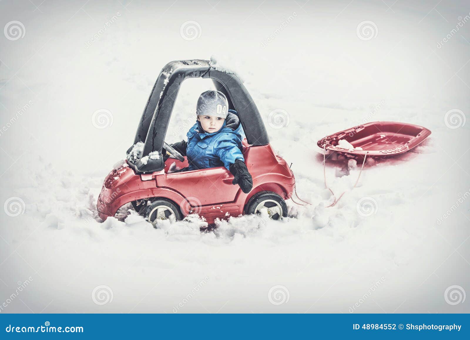 Jonge Jongenszitting in Toy Car Pulling Een Slee Stock Foto - Image of ...