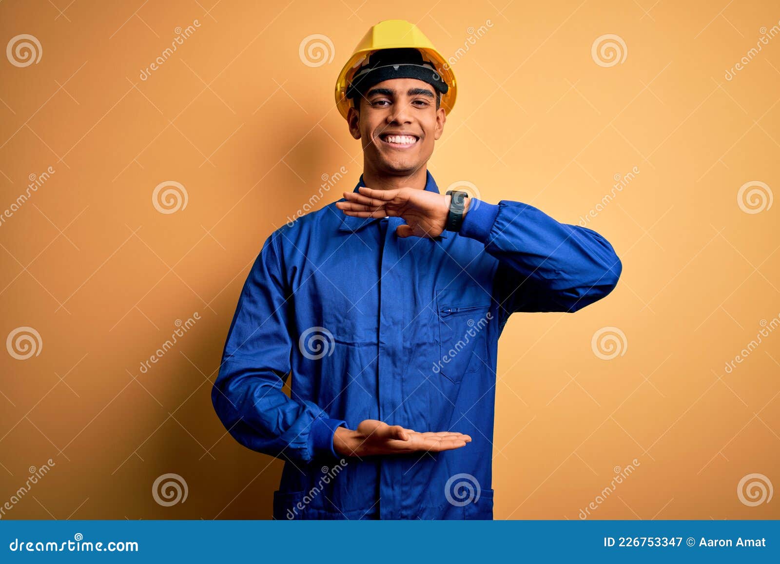 Jonge Knappe Afrikaanse Arbeider Met Blauw Uniform En Een Gebaar Met