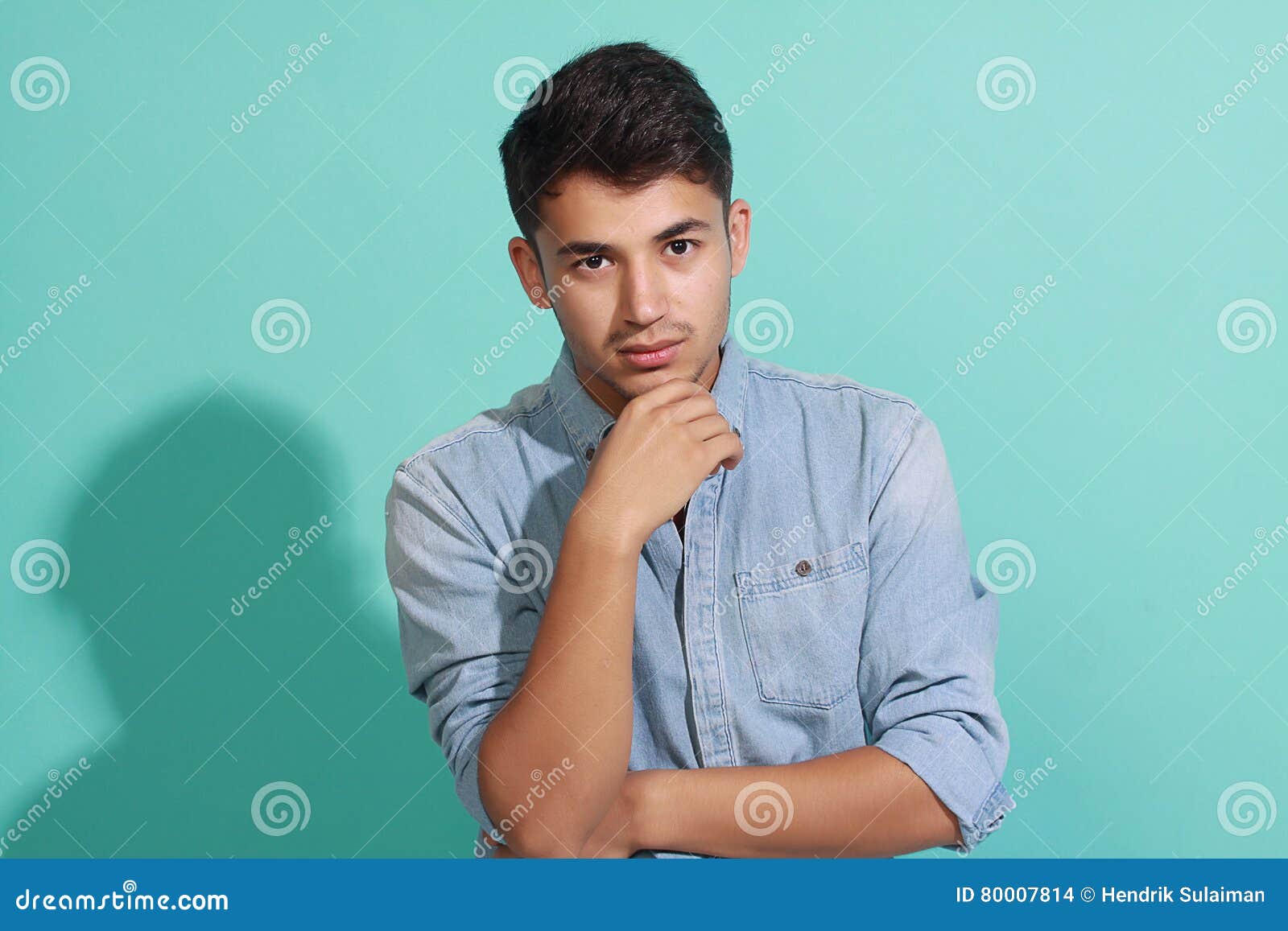 Jonge Knappe Mensen Op Blauwe Achtergrond Stock Foto - Image of binnen ...