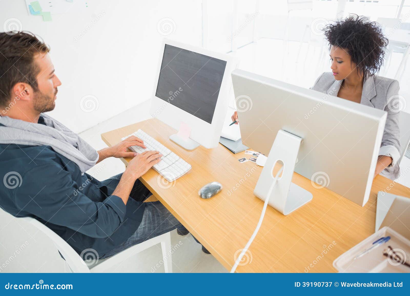 Jonge Man En Vrouw Die Aan Computers Werken Stock Afbeelding - Image of ...