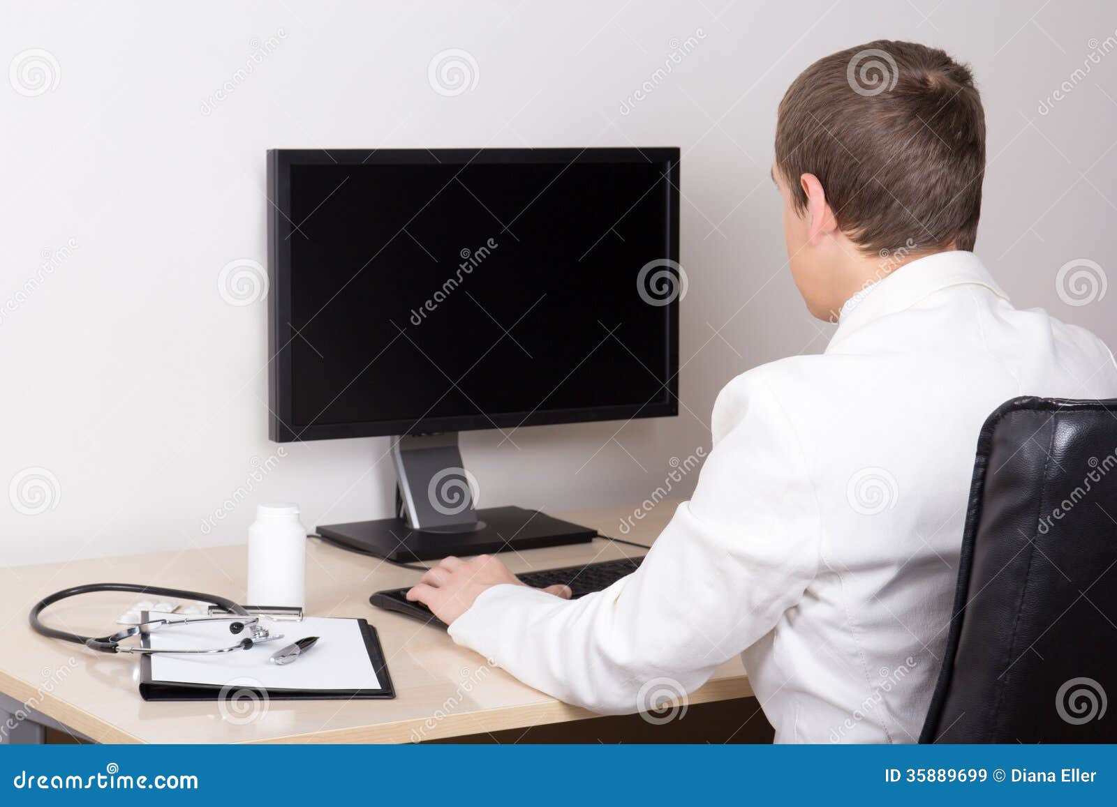 Jonge Mannelijke Arts Die Met Computer in Bureau Werken Stock ...