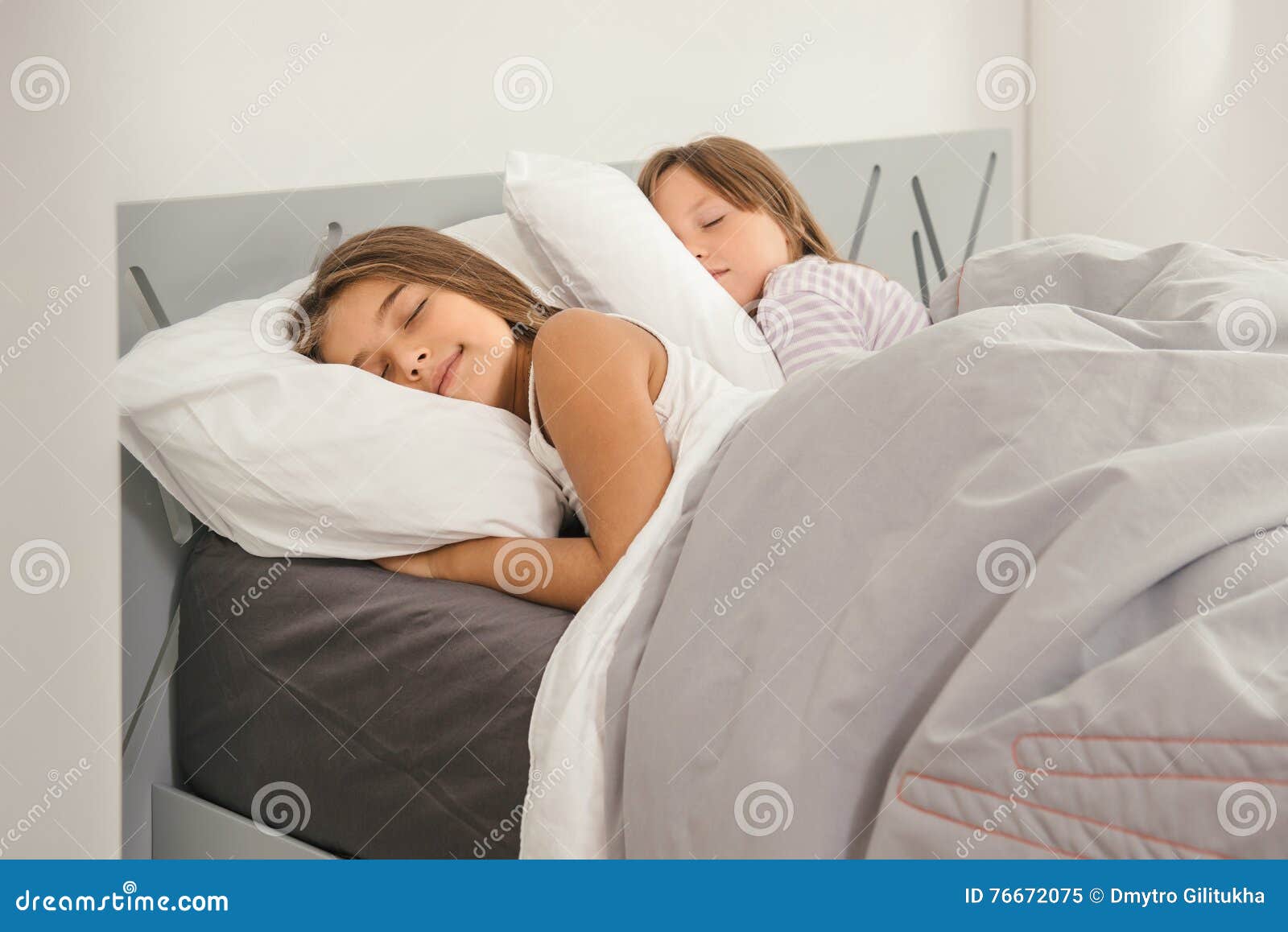 Jonge Meisjes Die in Het Bed Slapen Stock Afbeelding - Image of ...
