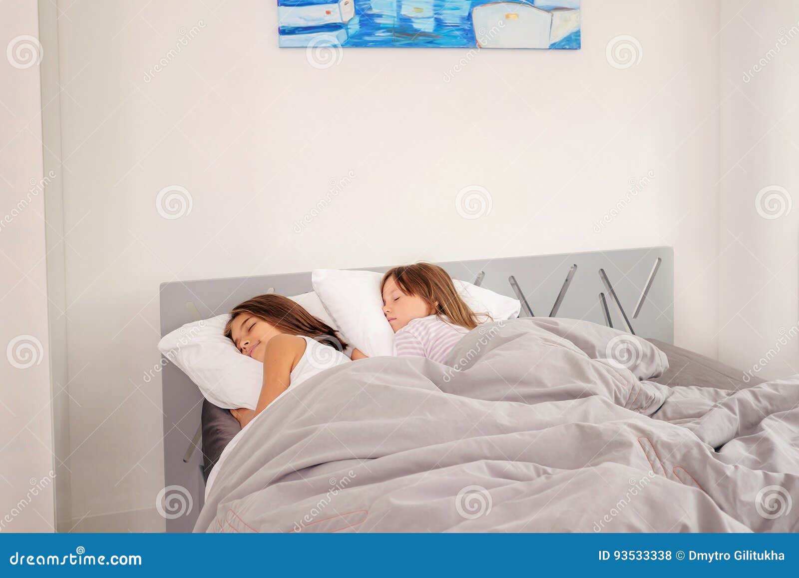 Jonge Meisjes Die in Het Bed Slapen Stock Foto - Image of modern ...