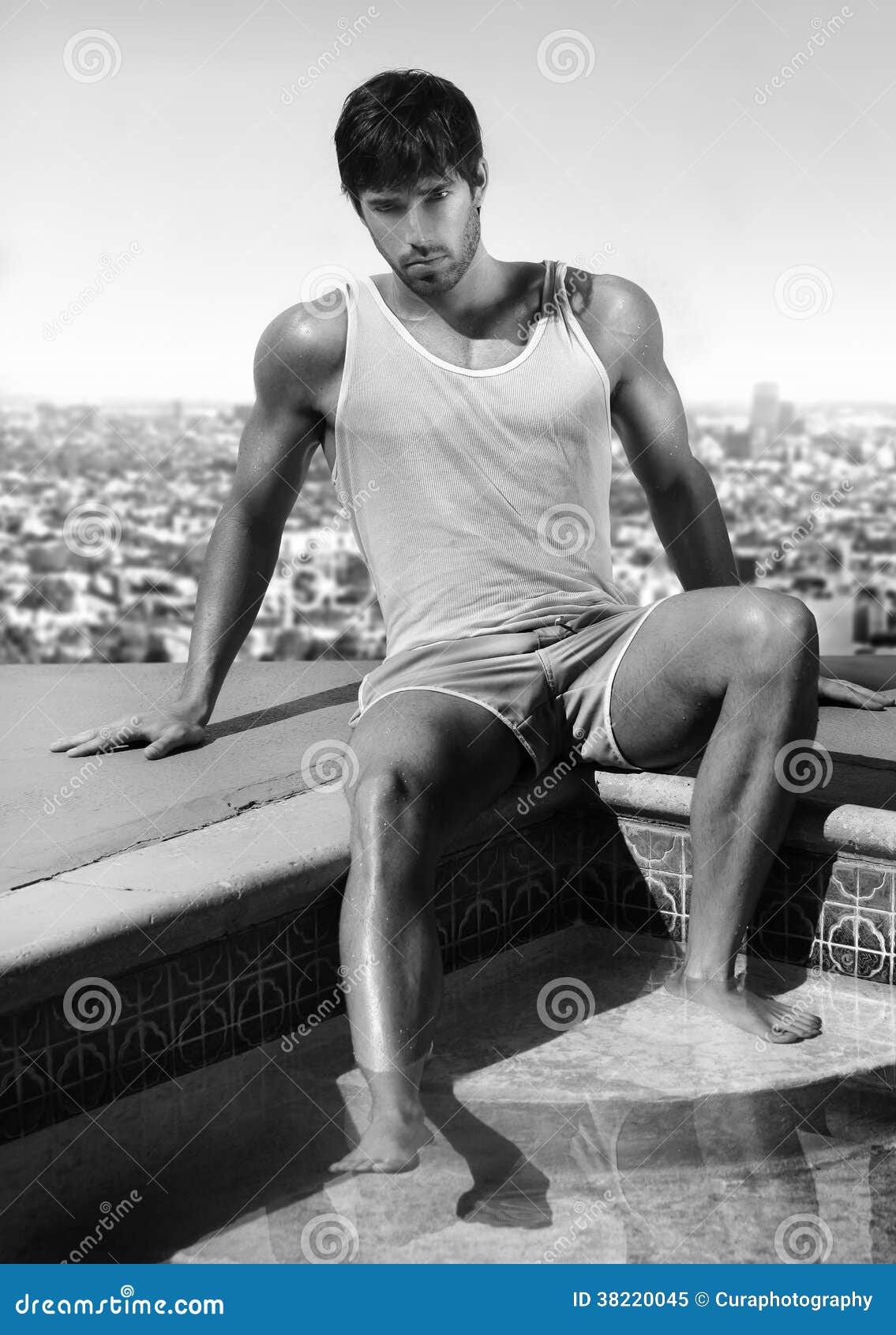 Jonge mens bij pool stock afbeelding. Image of stijlvol - 38220045