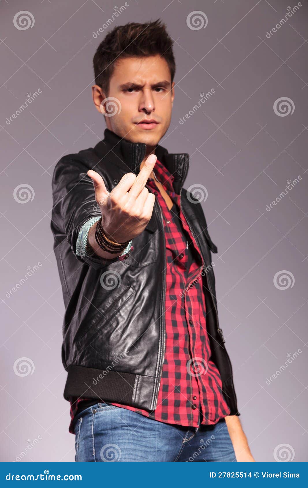 Jonge Mens Die De Middelvinger Geeft Stock Foto - Image of woede ...