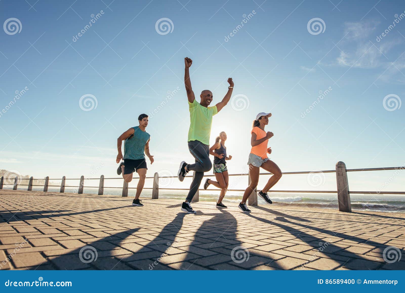 Jonge Mens Die De Race Winnen Stock Foto - Image of waterkant, strand ...