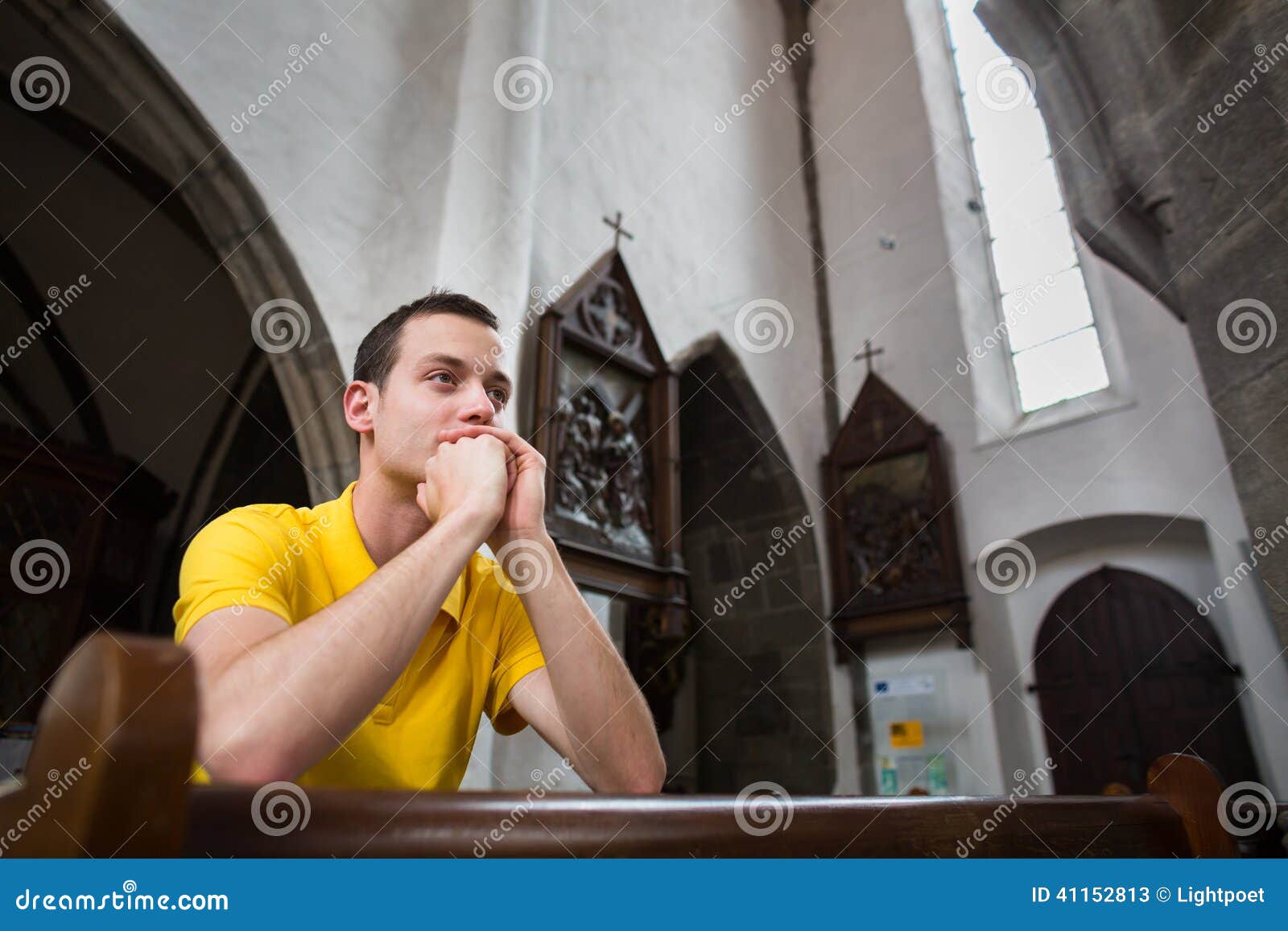 Jonge Mens Die in Een Kerk Bidden Stock Afbeelding - Image of liefde ...