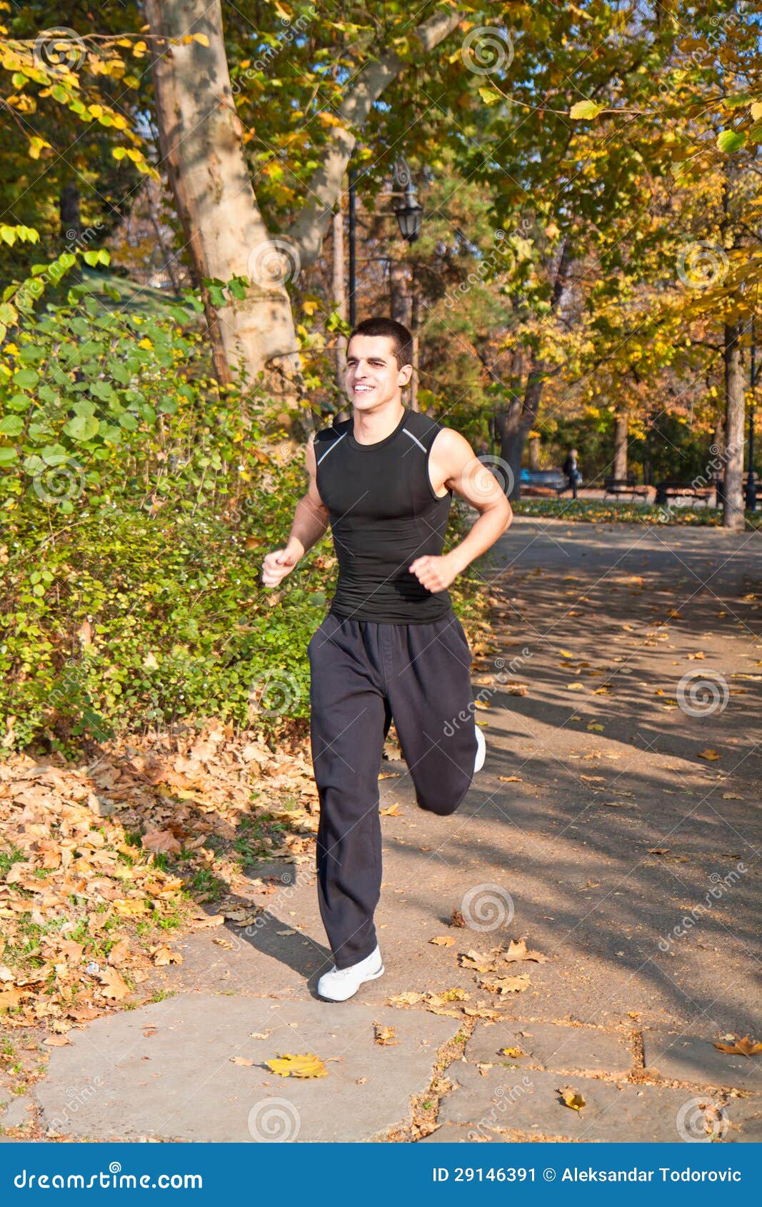 Jonge Mens Die in Een Mooi Park Lopen Stock Afbeelding - Image of ...