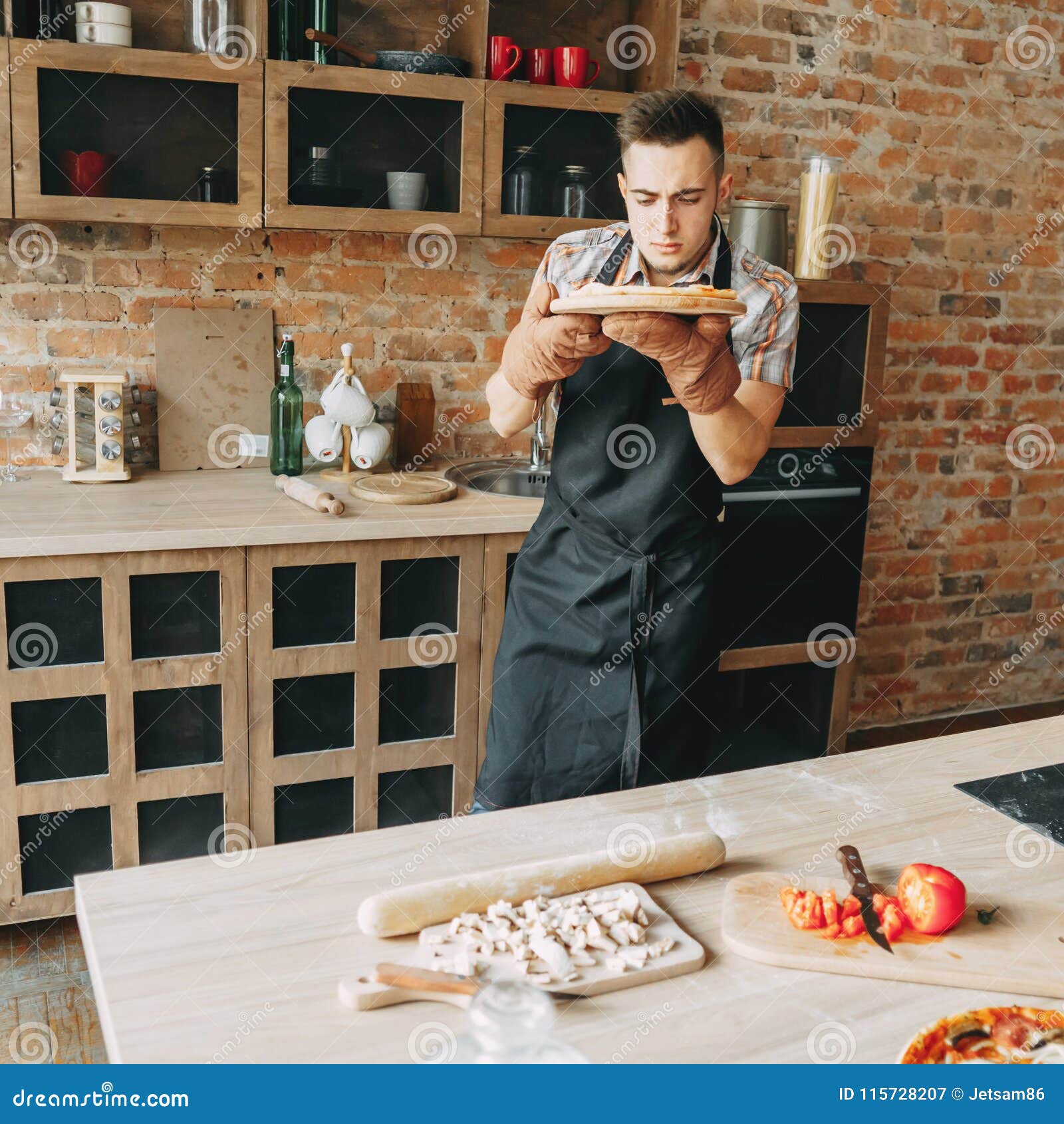 Jonge Mens Die Eigengemaakte Pizza Koken Stock Afbeelding - Image of ...