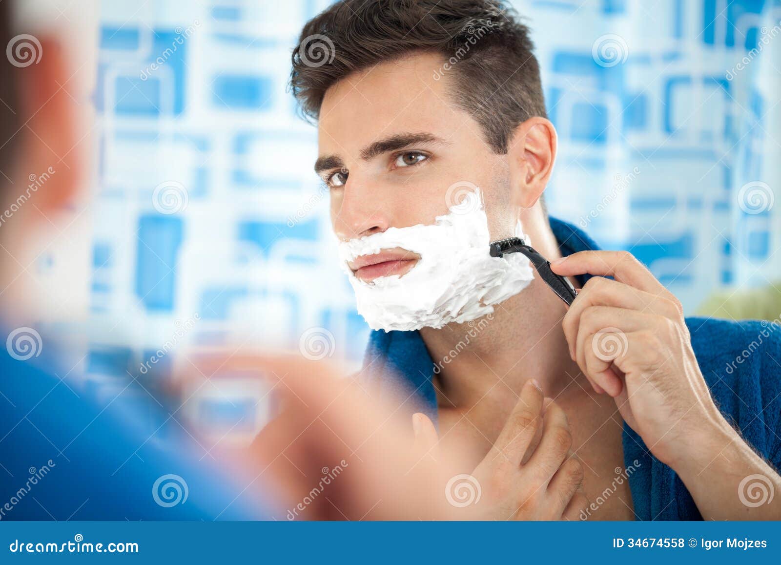 Jonge Mens Die Gebruikend Een Scheermes Scheren Stock Foto - Image of ...