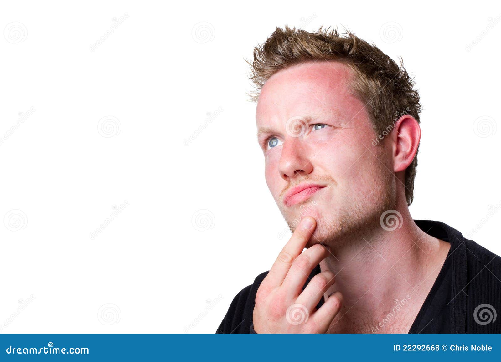 Jonge mens die hard denkt stock foto. Image of vinger - 22292668