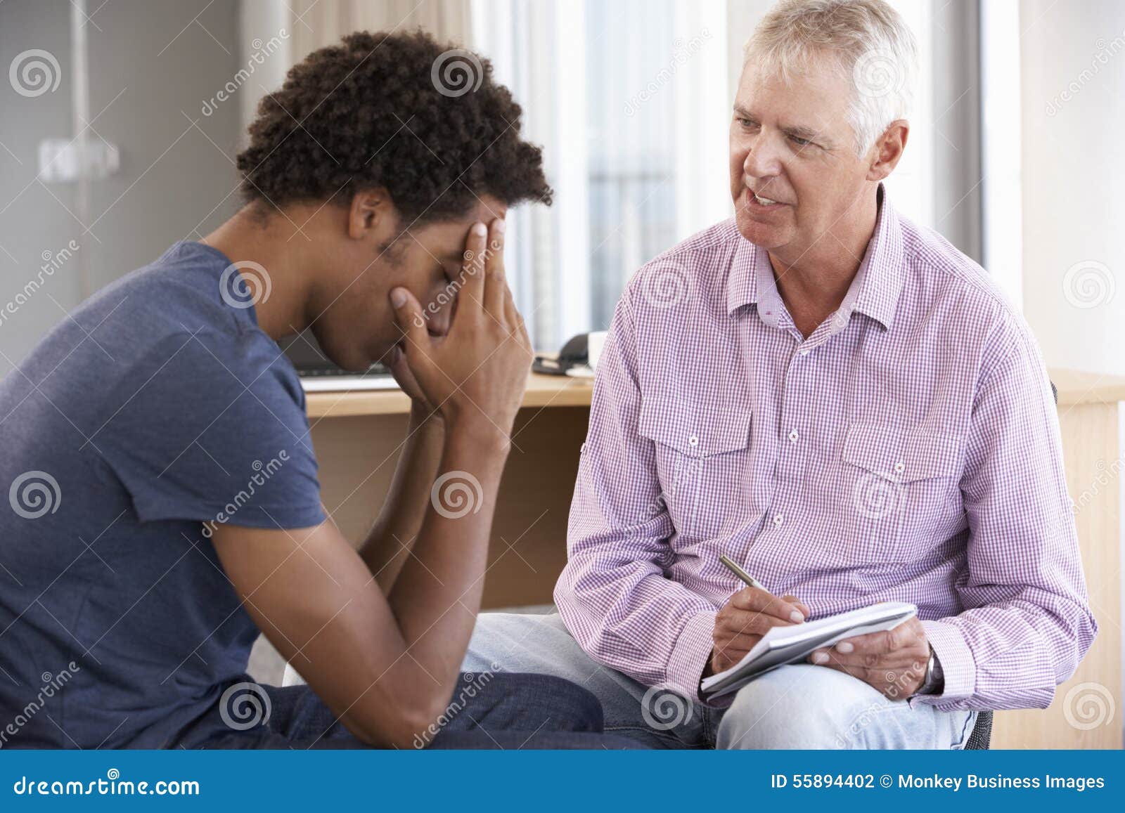 Jonge Mens Die Het Adviseren Zitting Hebben Stock Foto - Image of ...