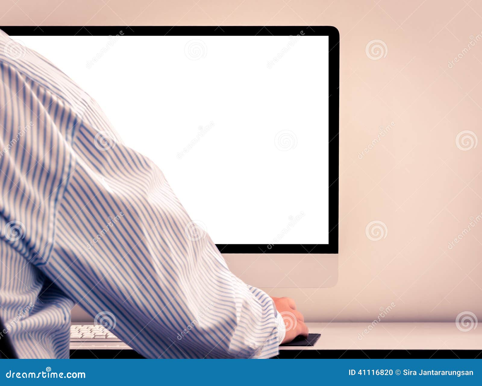 Jonge Mens Die Het Lege Computerscherm Bekijken Stock Foto - Image of ...