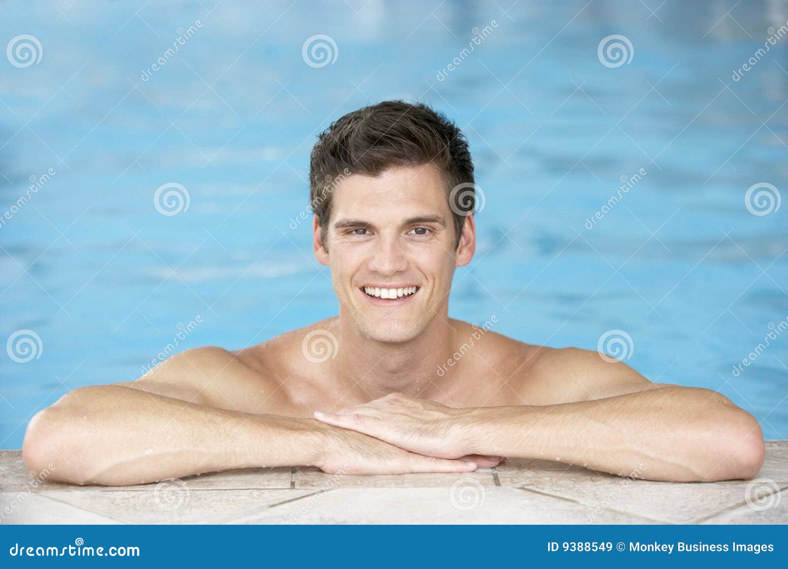 Jonge Mens Die Op Rand Van Zwembad Rust Stock Afbeelding - Image of ... Jonge Mens Die Op Rand Van Zwembad Rust Stock Afbeelding - Image of ...
