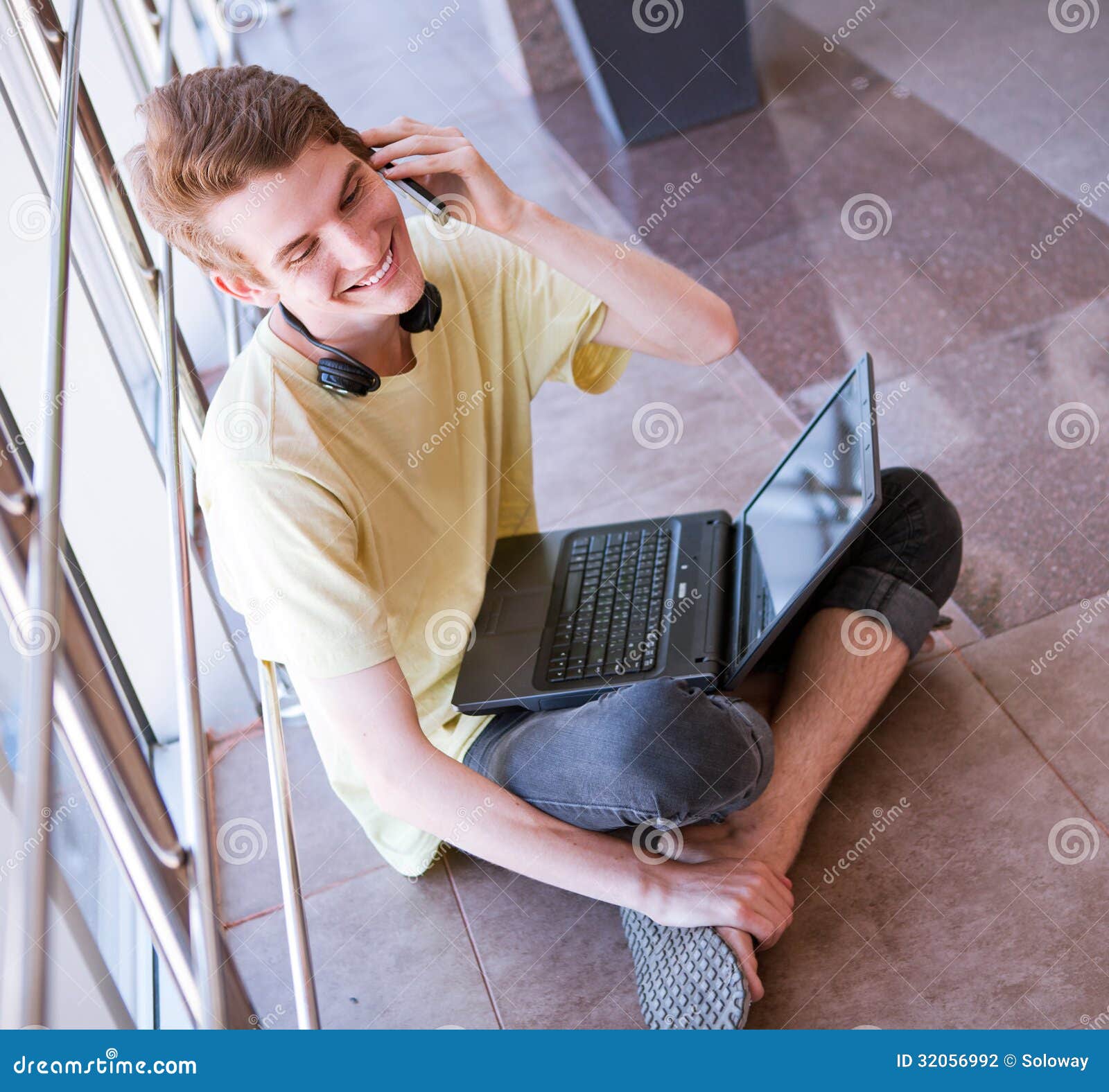 Jonge Mens Die Telefonisch Spreken Stock Foto - Image of open, vrolijk ...