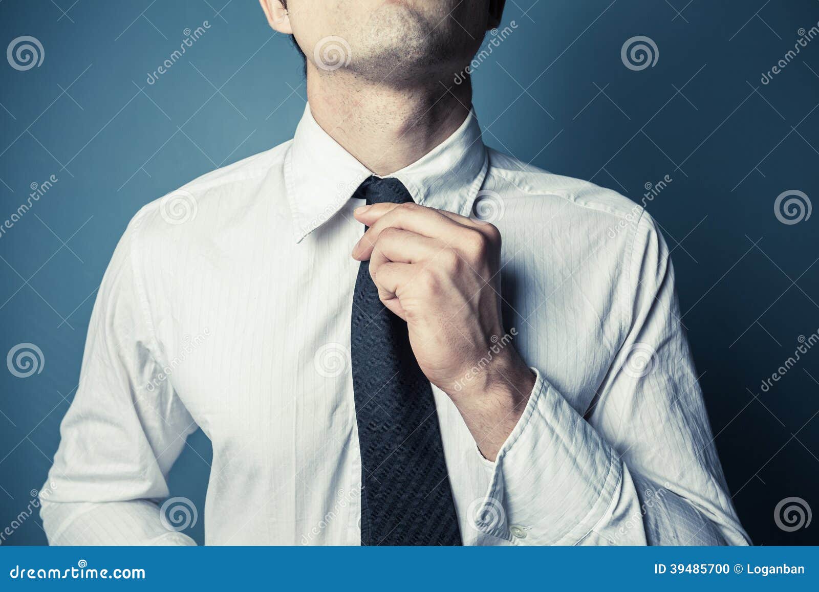 Jonge Mens Die Zijn Band Binden Stock Foto - Image of overhemd, gekleed ...