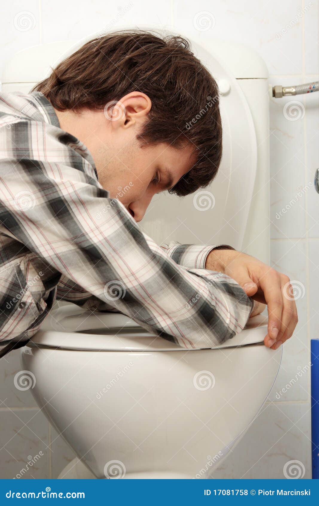 Jonge mens het braken stock foto. Image of voedsel, ziekte - 17081758