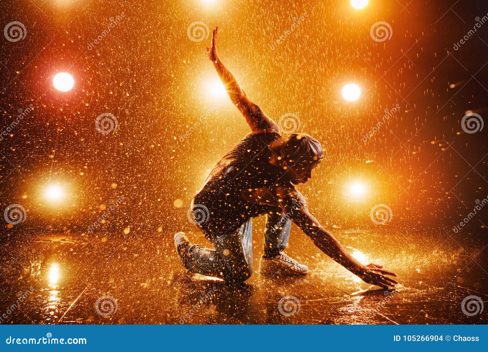 Jonge mens het dansen stock foto. Image of kerel, nacht - 105266904