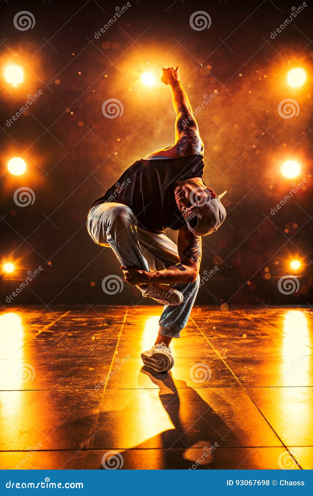 Jonge mens het dansen stock foto. Image of modern, lichten - 93067698