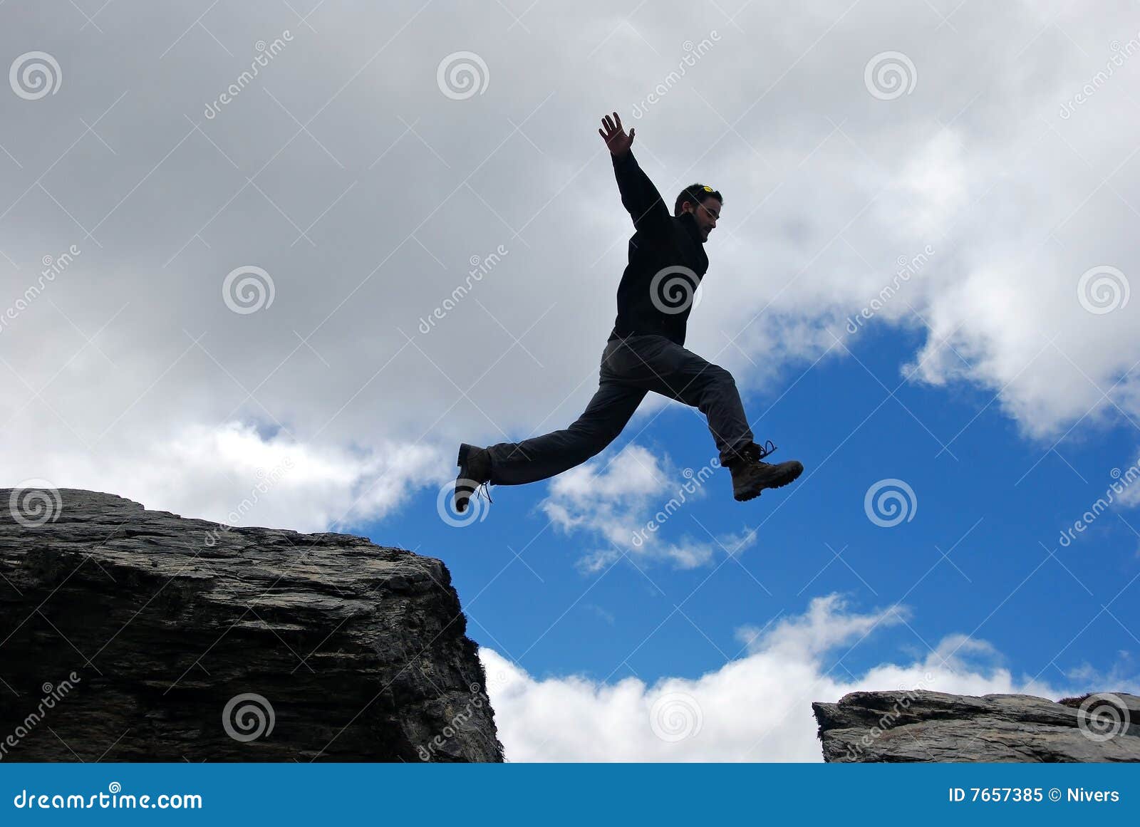 Jonge mens het springen stock afbeelding. Image of hoog - 7657385