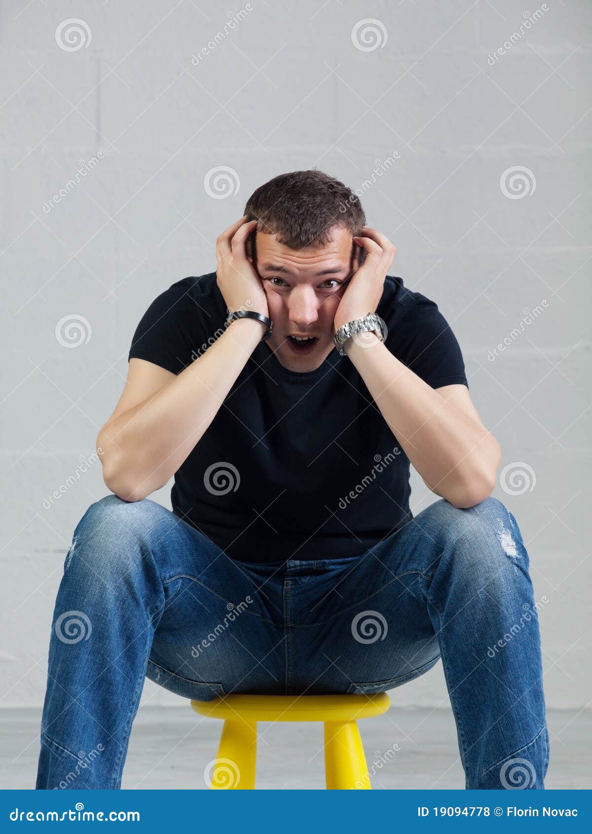 Jonge Mens Het Stellen Met Verontruste Uitdrukkelijk Stock Foto - Image ...