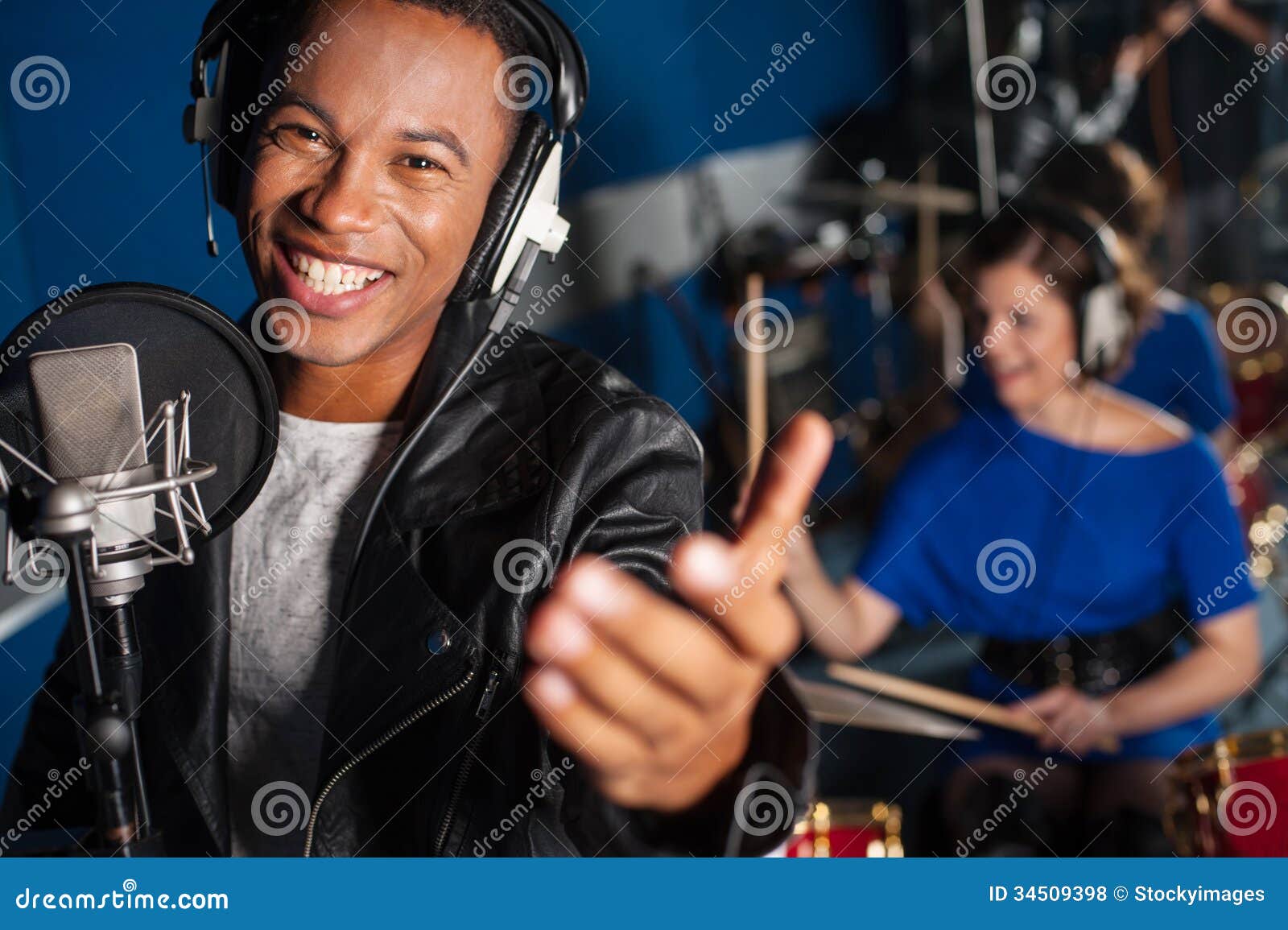 Jonge Mens Het Zingen in Studio Stock Foto - Image of uitzending ...