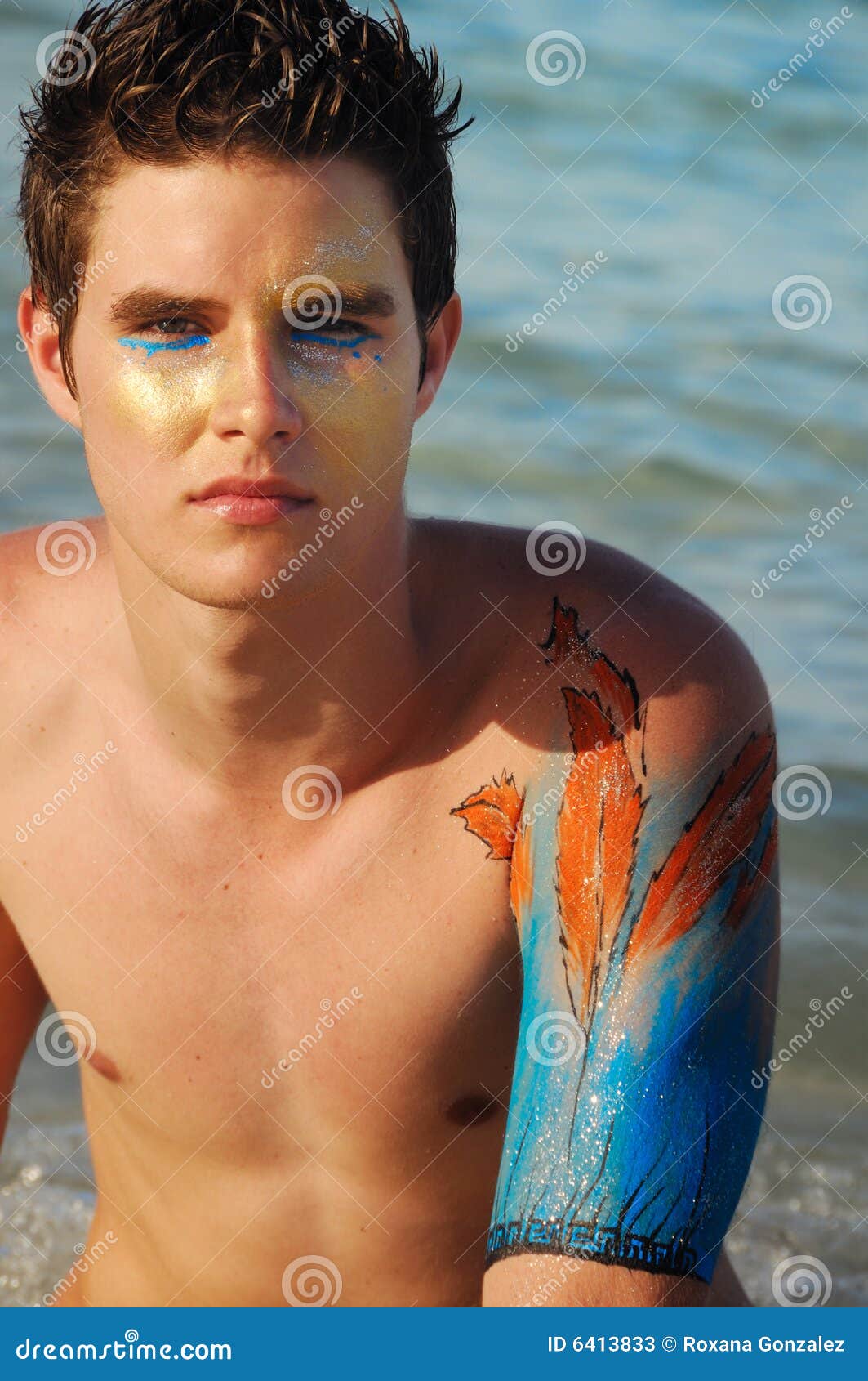 Jonge mens op het strand stock afbeelding. Image of genieten - 6413833