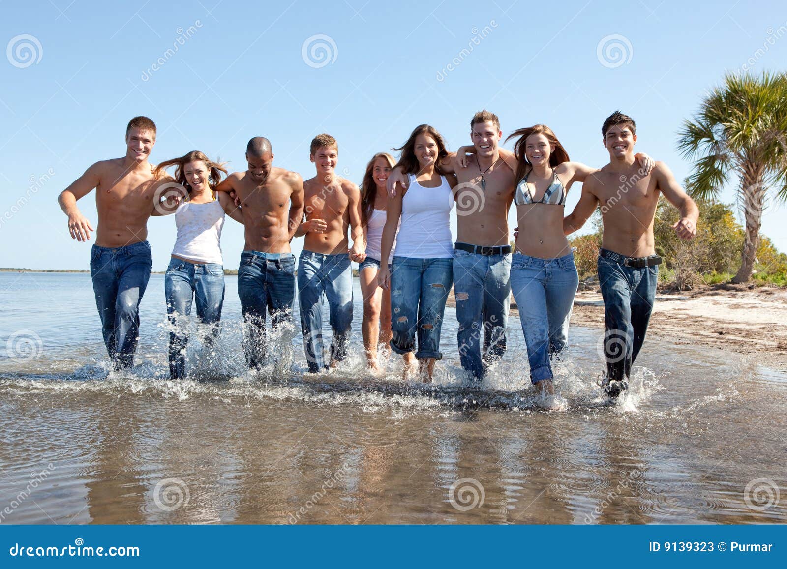 Jonge Mensen Bij Het Strand Stock Afbeelding - Image of oceaan ...