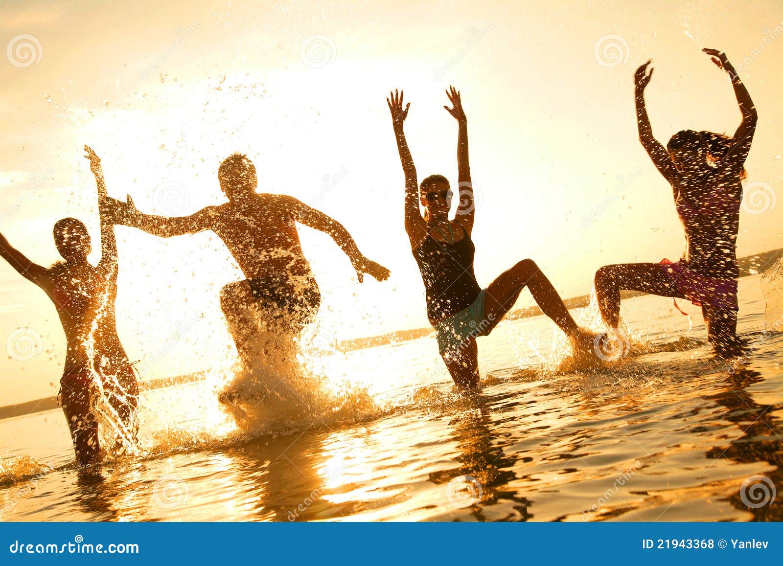 Jonge Mensen Die Bij Het Strand Dansen Stock Foto - Image of bezinning ...