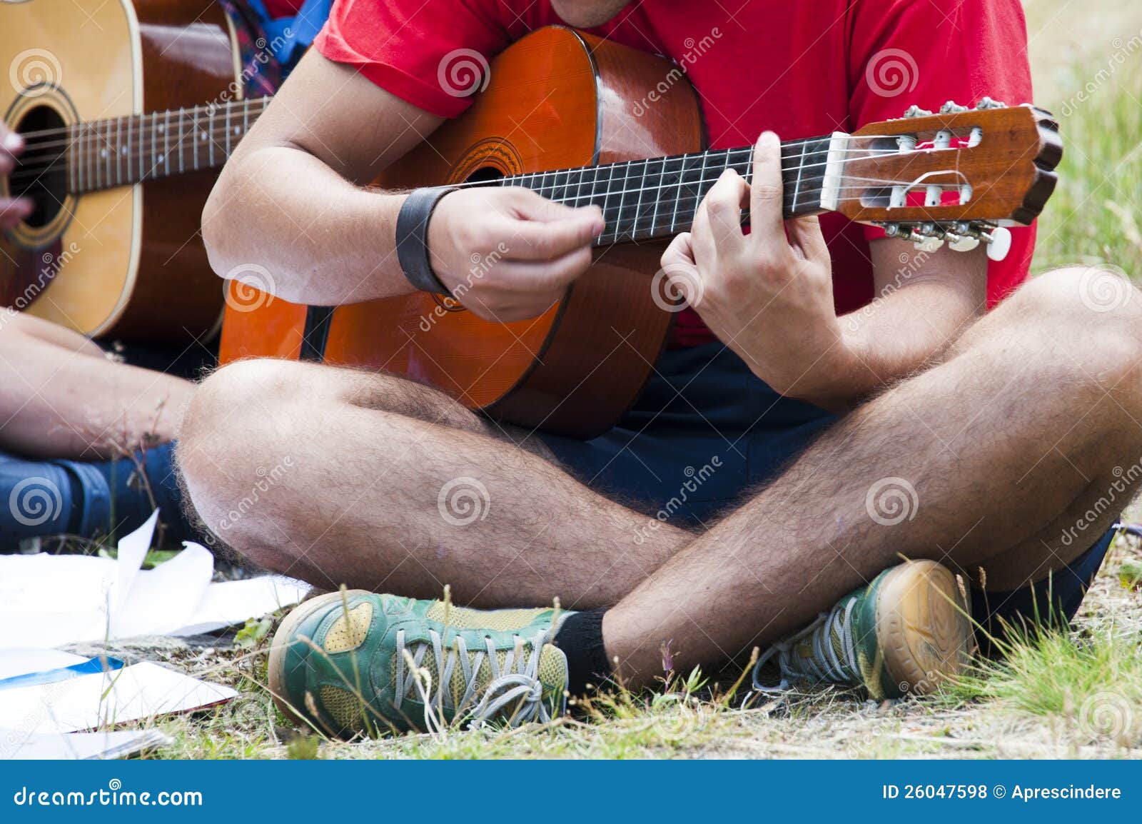 Jonge Mensen Die Gitaar Samen Spelen Stock Foto - Image of persoon ...