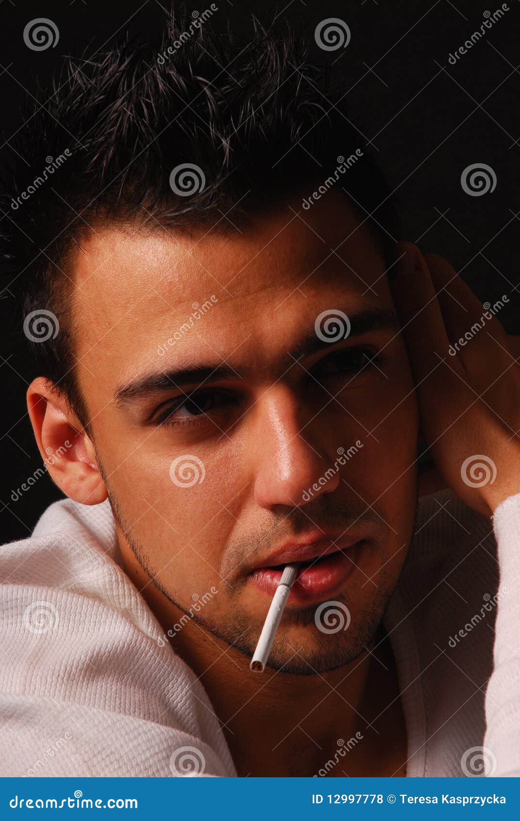 Jonge Mensen Die Sigaret Roken Stock Foto - Image of rook, achtergrond ...