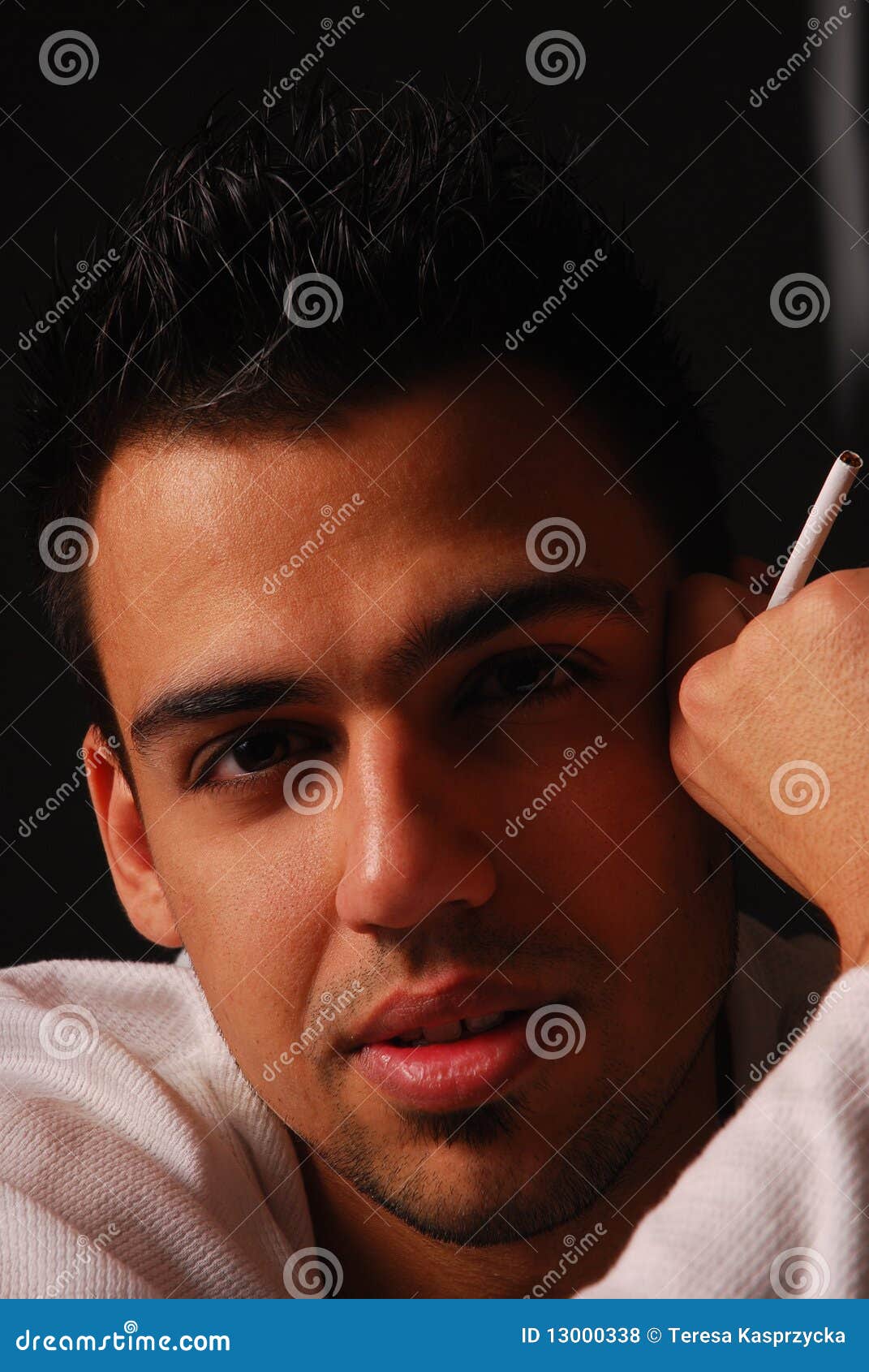 Jonge Mensen Die Sigaret Roken Stock Foto - Image of persoon, spanning ...