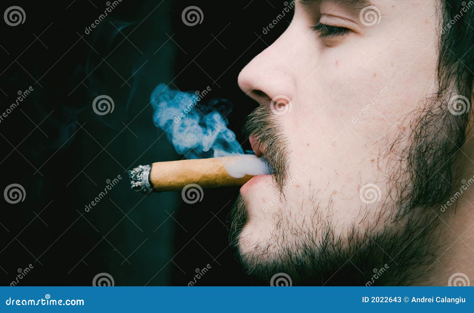 Jonge Mensen Rokende Sigaar Stock Afbeelding - Image of baard, tabak ...