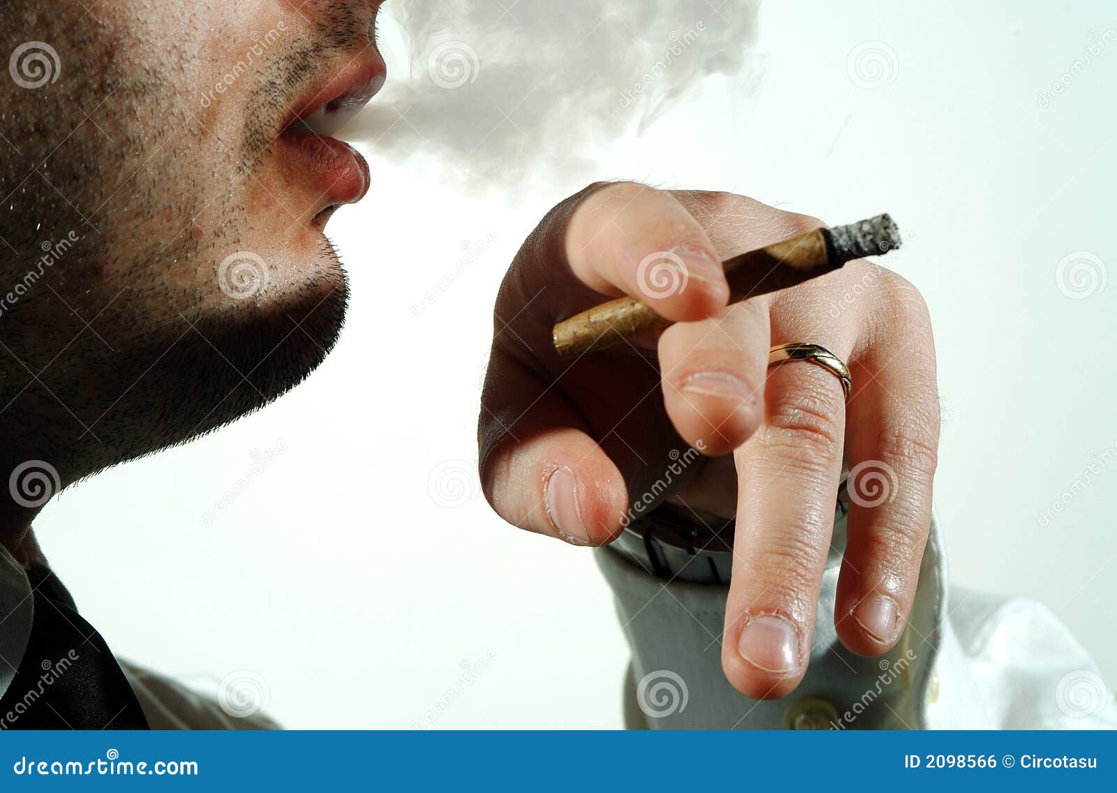 Jonge Mensen Rokende Sigaar Stock Foto - Image of betrokken, boos: 2098566