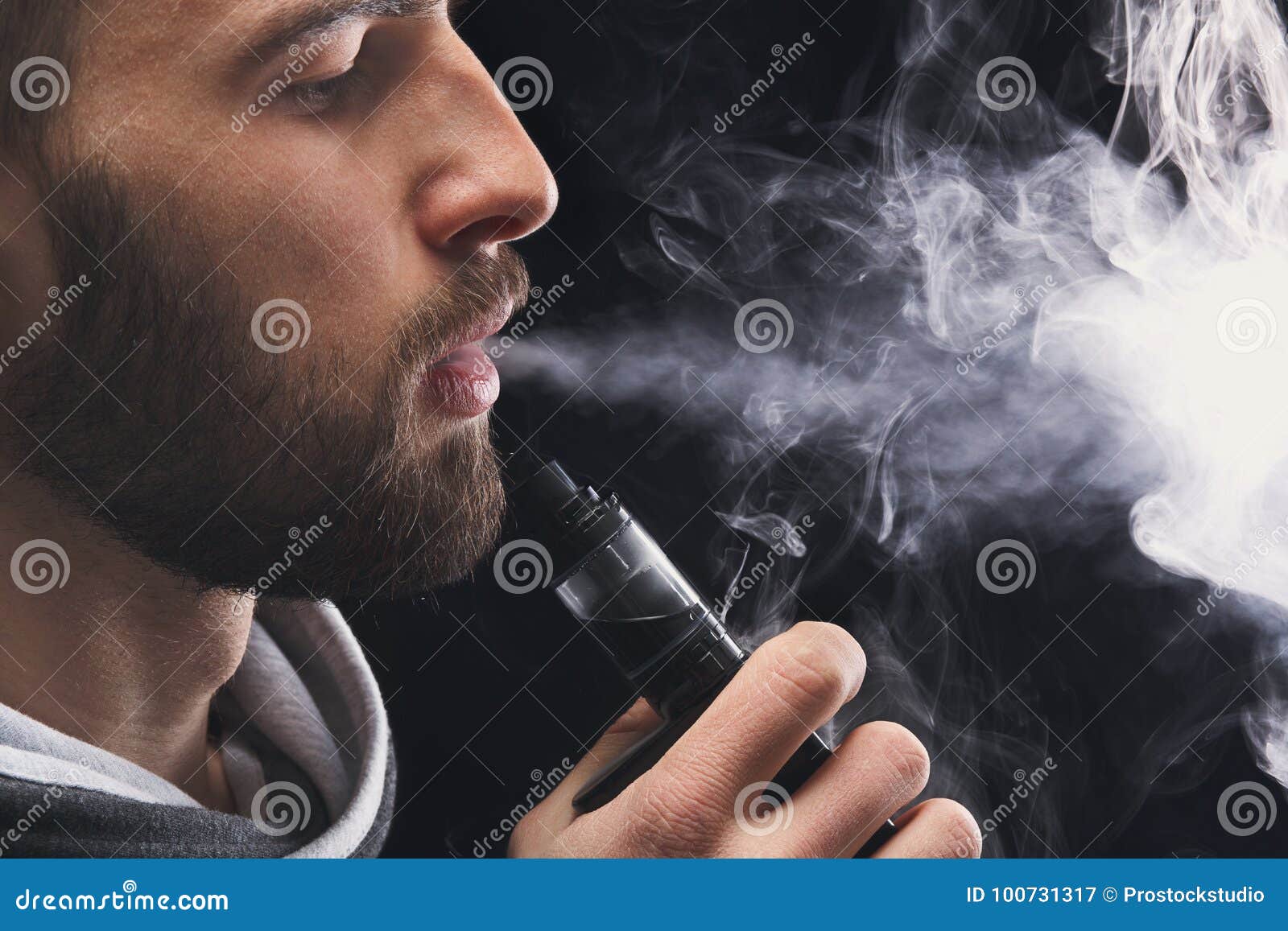 Jonge Mensen Vaping E-sigaret Met Rook Op Zwarte Stock Afbeelding ...