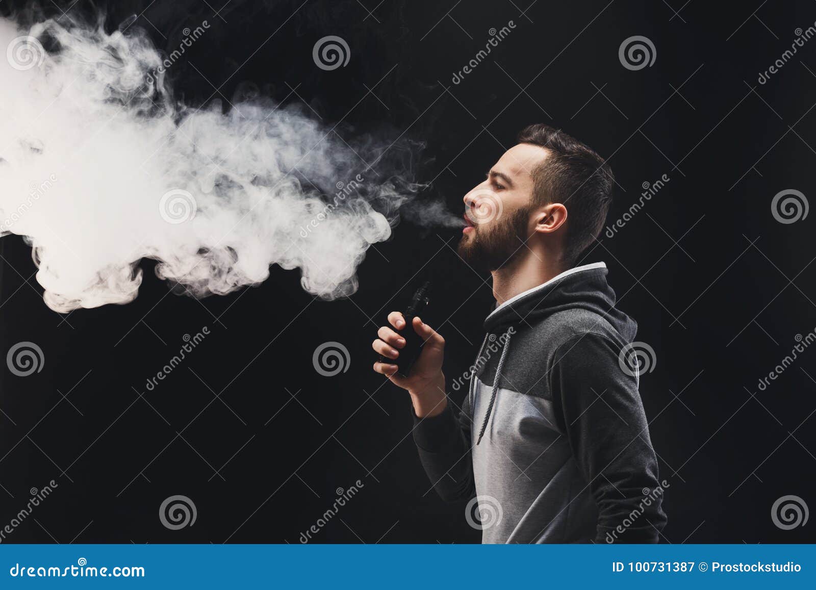 Jonge Mensen Vaping E-sigaret Met Rook Op Zwarte Stock Afbeelding ...