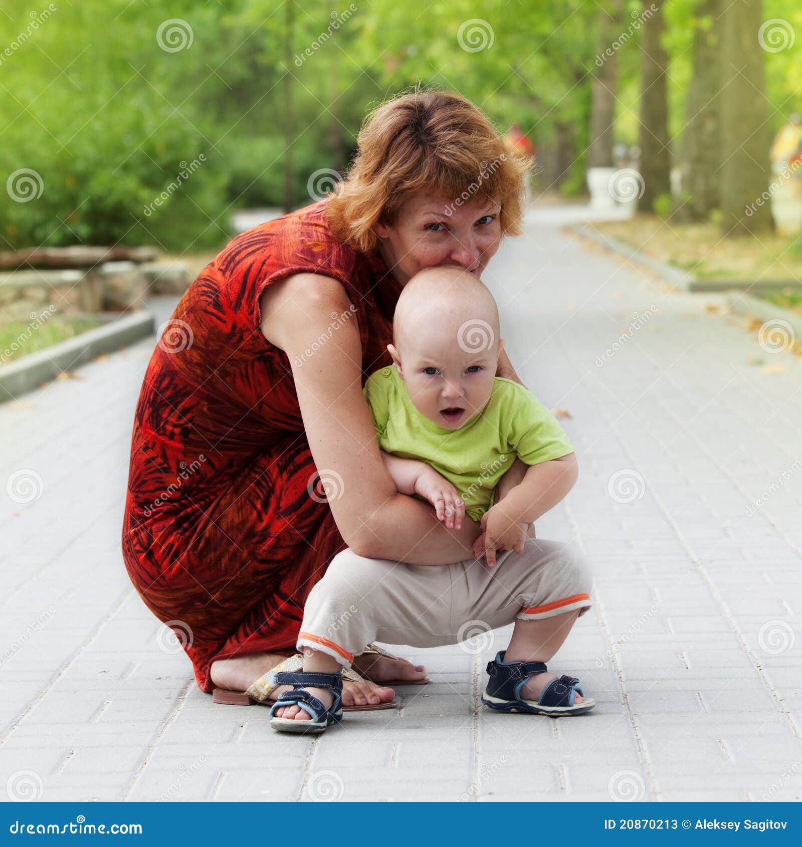 Jonge Moeder Die Een Kind Houdt Stock Afbeelding - Image of emotioneel ...