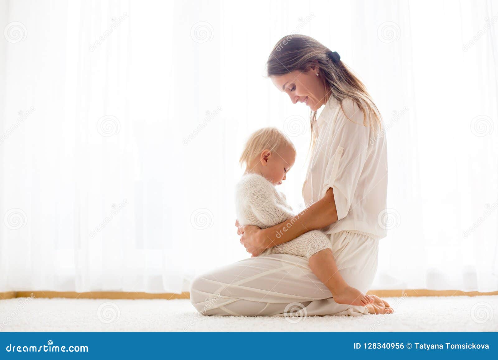 Jonge Moeder Die Haar Jongen Van De Peuterbaby De Borst Geven Stock ... Jonge Moeder Die Haar Jongen Van De Peuterbaby De Borst Geven Stock ...