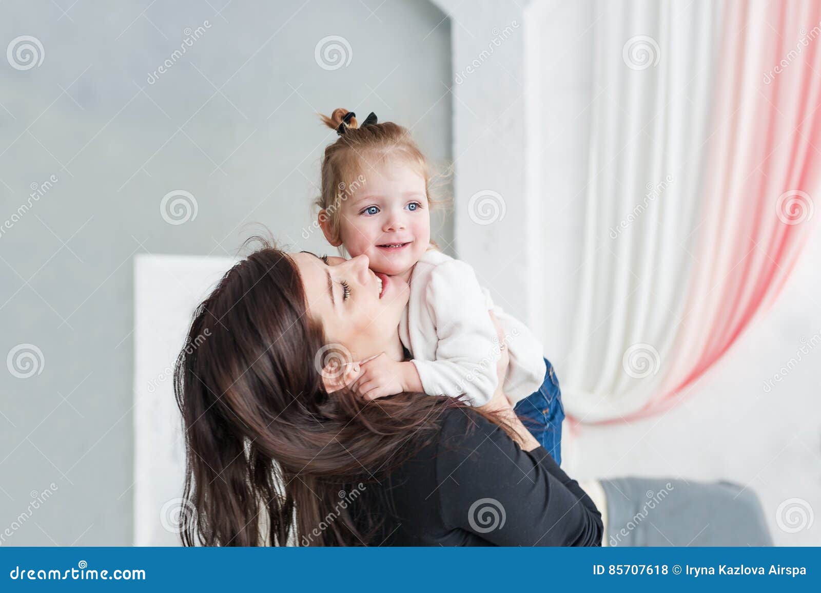 Jonge Moeder Die Met Haar Weinig Dochter En Lift Spelen Omhoog De Baby ... Jonge Moeder Die Met Haar Weinig Dochter En Lift Spelen Omhoog De Baby ...